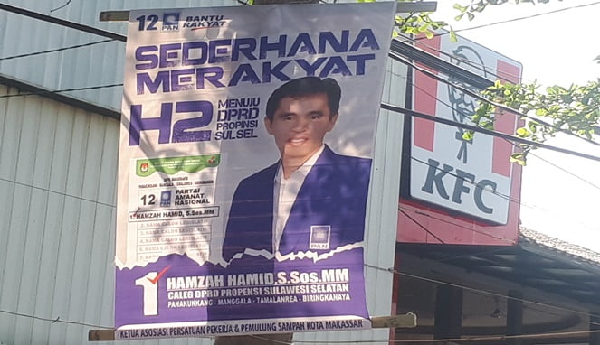 Baliho Caleg Incumbent Hamzah Hamid Bertengger di Pohon